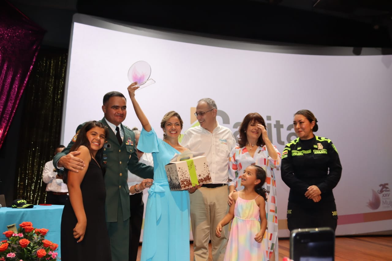 Carolina Escobar Ramírez, fue proclamada la Mujer Confa 2023 - 2024 - VOX MEDIA Noticias de ...